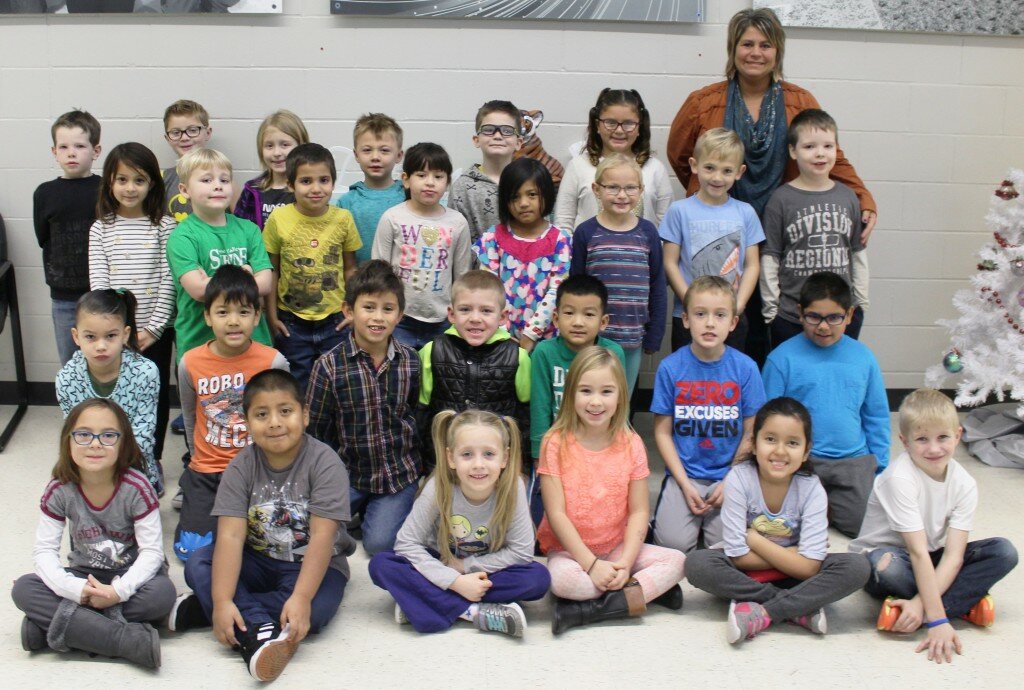 First-graders enjoy pizza with the principal - The Daily Plainsman